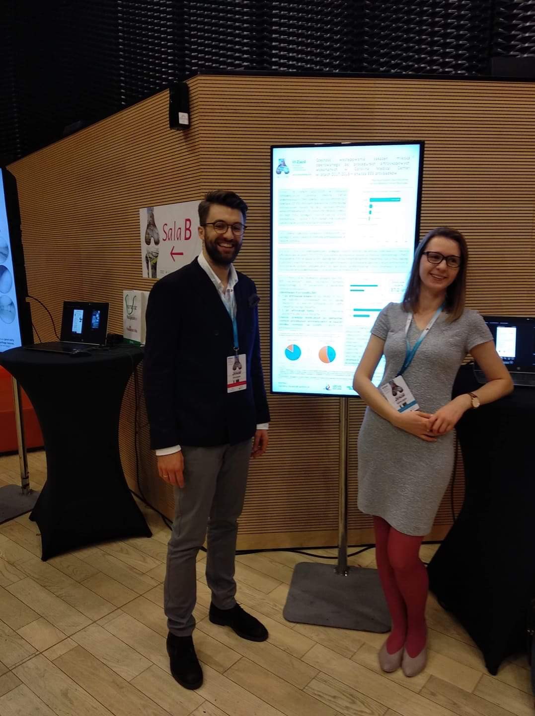 dr Karolina Stępień i dr Karol Kosterna_wystąpienie plakatowe_PTArtro ...